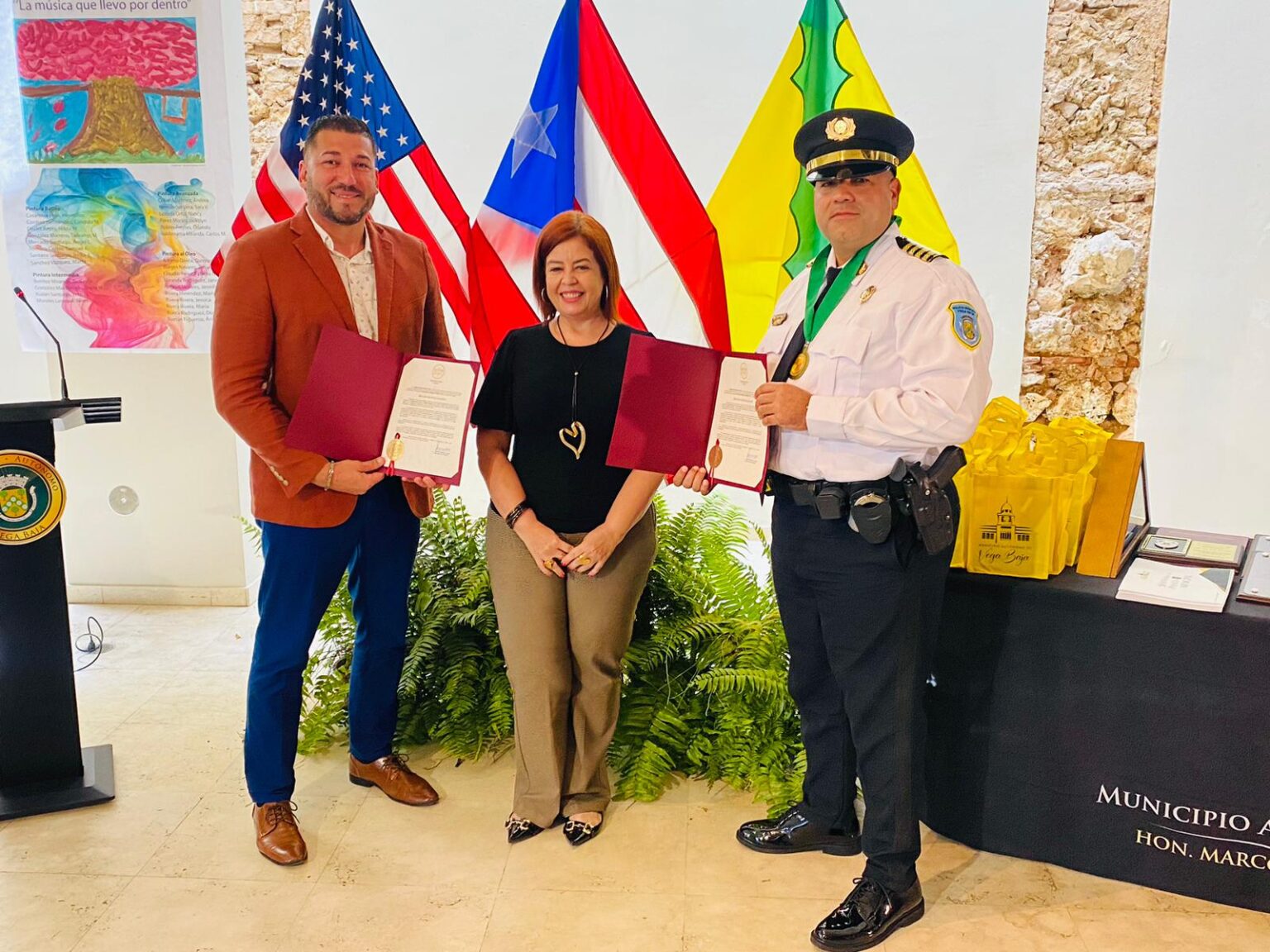 Más de 320 policías municipales del distrito de Arecibo recibirán ...