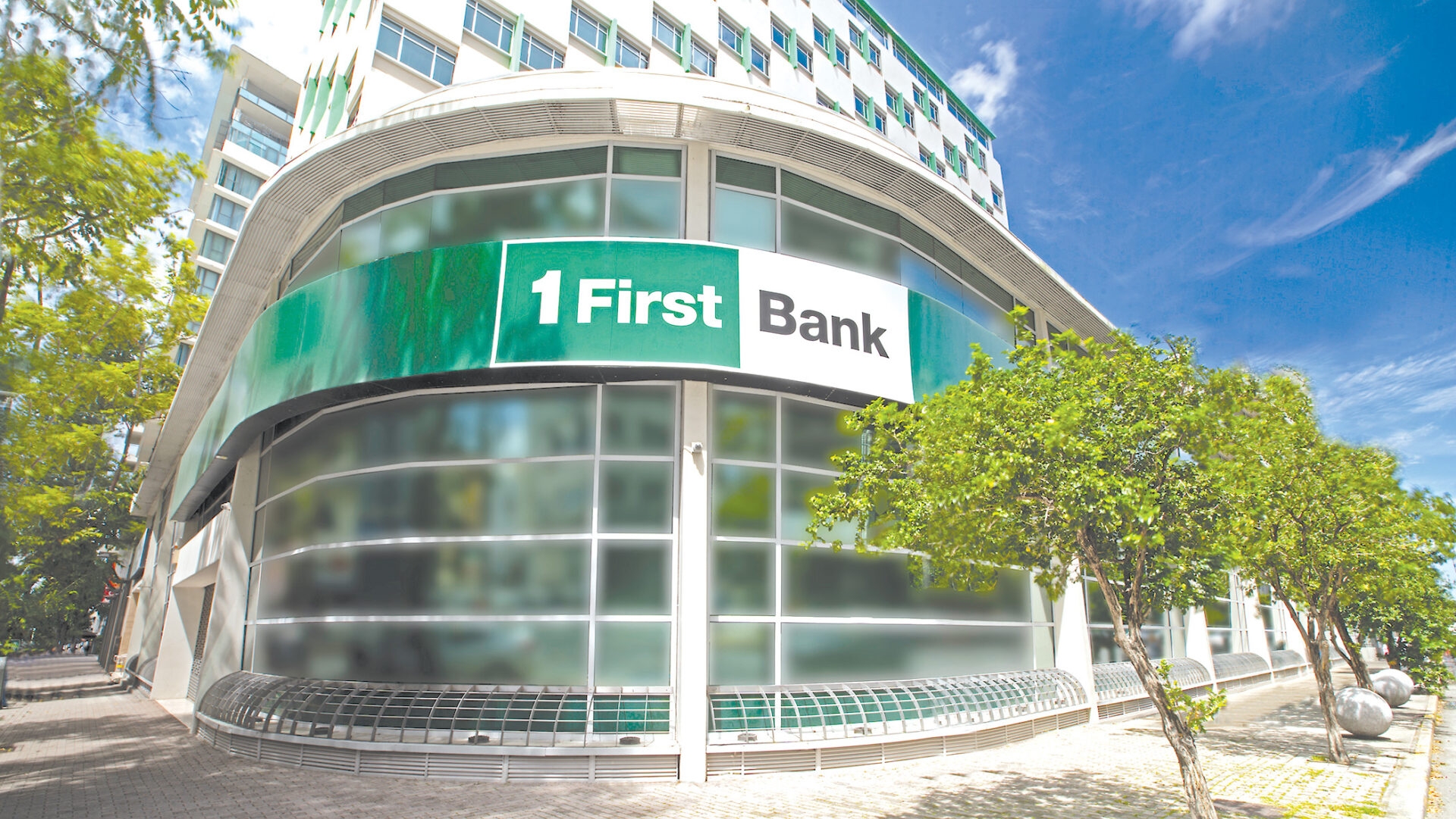 FirstBank lidera el desempeño financiero entre bancos medianos a nivel ...