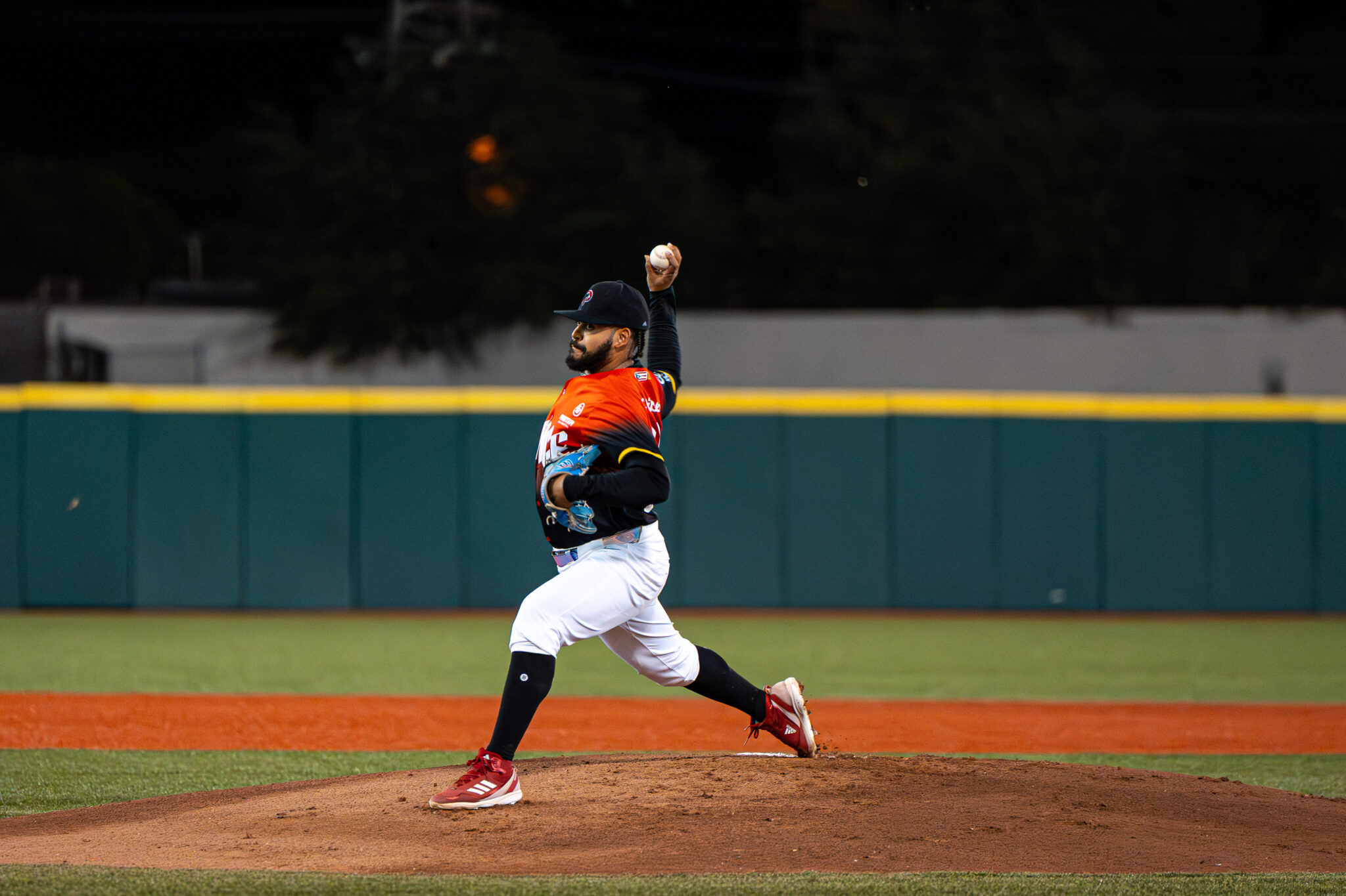 Los Leones extienden racha con dramática victoria ante Santurce ...