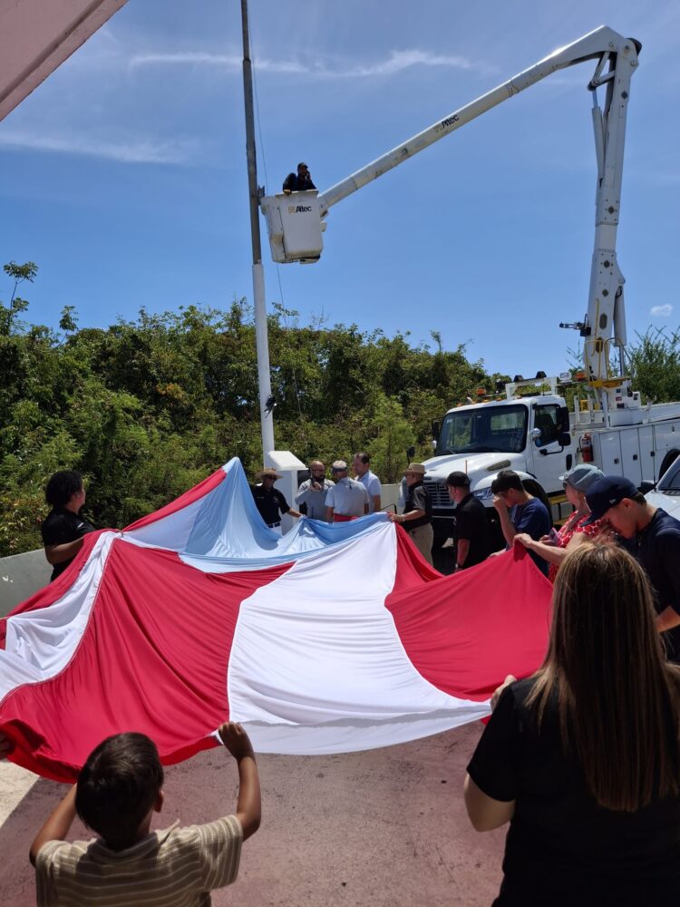 Izan nuevamente la bandera de PR en el Mirador Guajataca | Semanario Visión